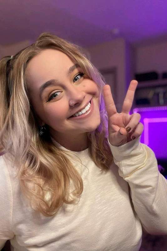 livia: Hi.. | Les Bons Villers Chat